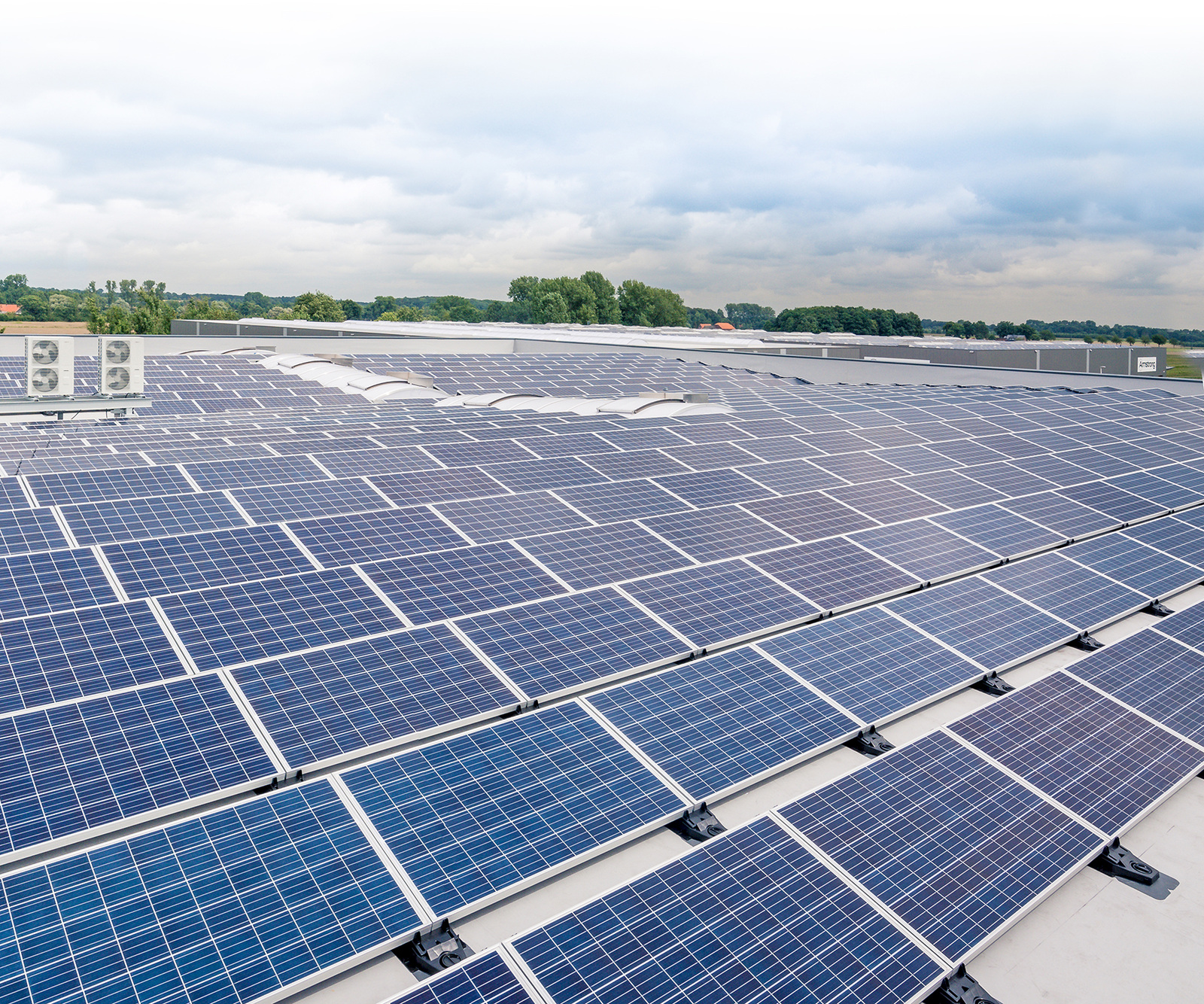 Zeitsparende und fehlerfreie Montage von Solaranlagen auf Flachdächern