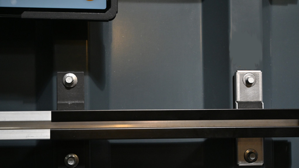 SL Rack zeigt neuen befestiger fürs Trapezblech