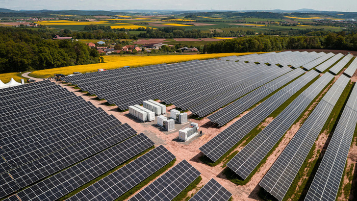 Abo Wind: Großer Batteriespeicher in Solarpark integriert